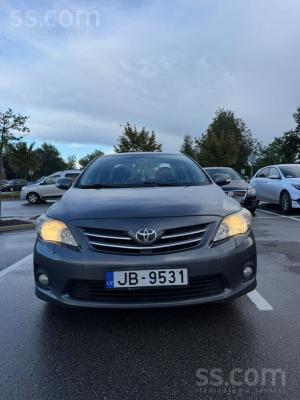 Pelēks Toyota Corolla 2012 Jūrmala, ar dzinēja tilpumu 1.40 L un nobraukumu 190 tūkst. km par 4700 €, foto 1 vietnē AUTOMOTO.COM.LV