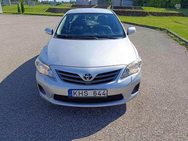 Pelēks Toyota Corolla 2012 Viļņa, ar dzinēja tilpumu 1.60 L un nobraukumu 144 tūkst. km par 4990 €, foto 2 vietnē AUTOMOTO.COM.LV