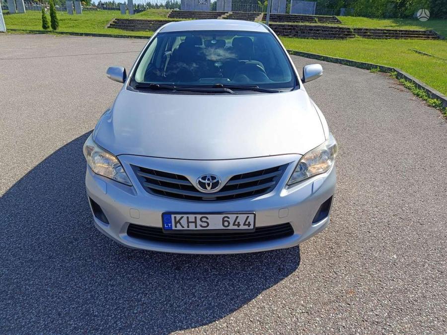 Pelēks Toyota Corolla 2012 Viļņa, ar dzinēja tilpumu 1.60 L un nobraukumu 144 tūkst. km par 4990 €, foto 3 vietnē AUTOMOTO.COM.LV