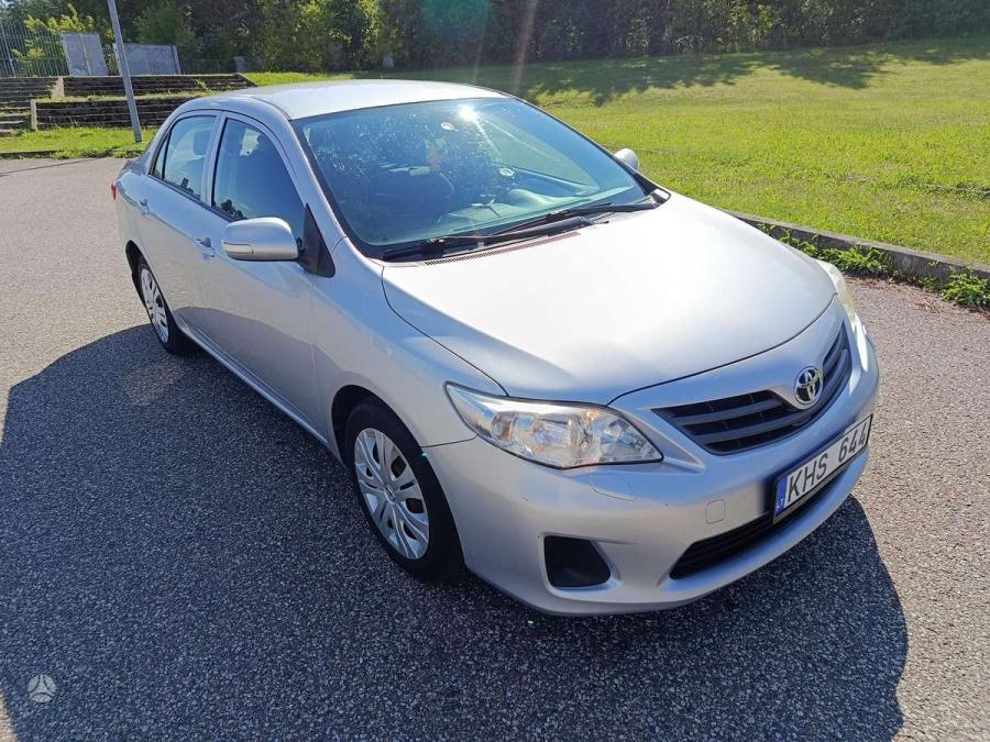 Pelēks Toyota Corolla 2012 Viļņa, ar dzinēja tilpumu 1.60 L un nobraukumu 144 tūkst. km par 4990 €, foto 4 vietnē AUTOMOTO.COM.LV