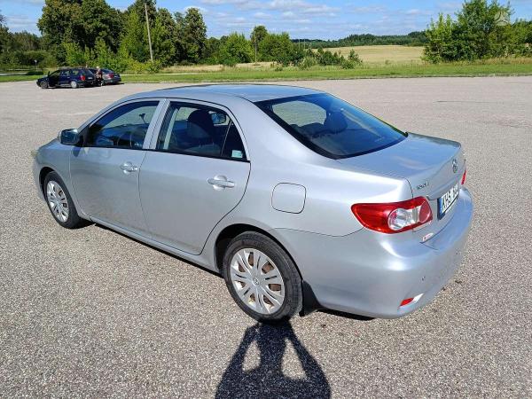Pelēks Toyota Corolla 2012 Viļņa, ar dzinēja tilpumu 1.60 L un nobraukumu 144 tūkst. km par 4990 €, foto 6 vietnē AUTOMOTO.COM.LV