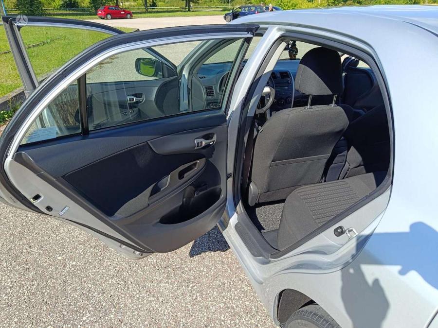 Pelēks Toyota Corolla 2012 Viļņa, ar dzinēja tilpumu 1.60 L un nobraukumu 144 tūkst. km par 4990 €, foto 16 vietnē AUTOMOTO.COM.LV