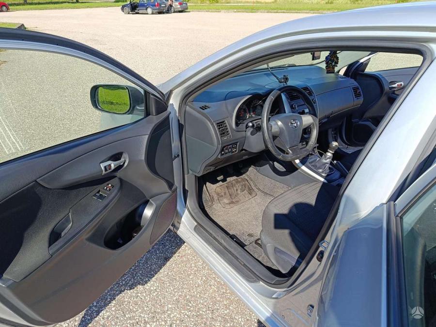 Pelēks Toyota Corolla 2012 Viļņa, ar dzinēja tilpumu 1.60 L un nobraukumu 144 tūkst. km par 4990 €, foto 17 vietnē AUTOMOTO.COM.LV