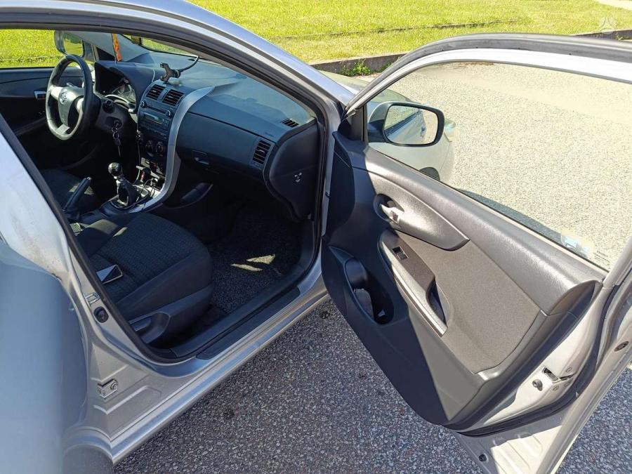 Pelēks Toyota Corolla 2012 Viļņa, ar dzinēja tilpumu 1.60 L un nobraukumu 144 tūkst. km par 4990 €, foto 18 vietnē AUTOMOTO.COM.LV
