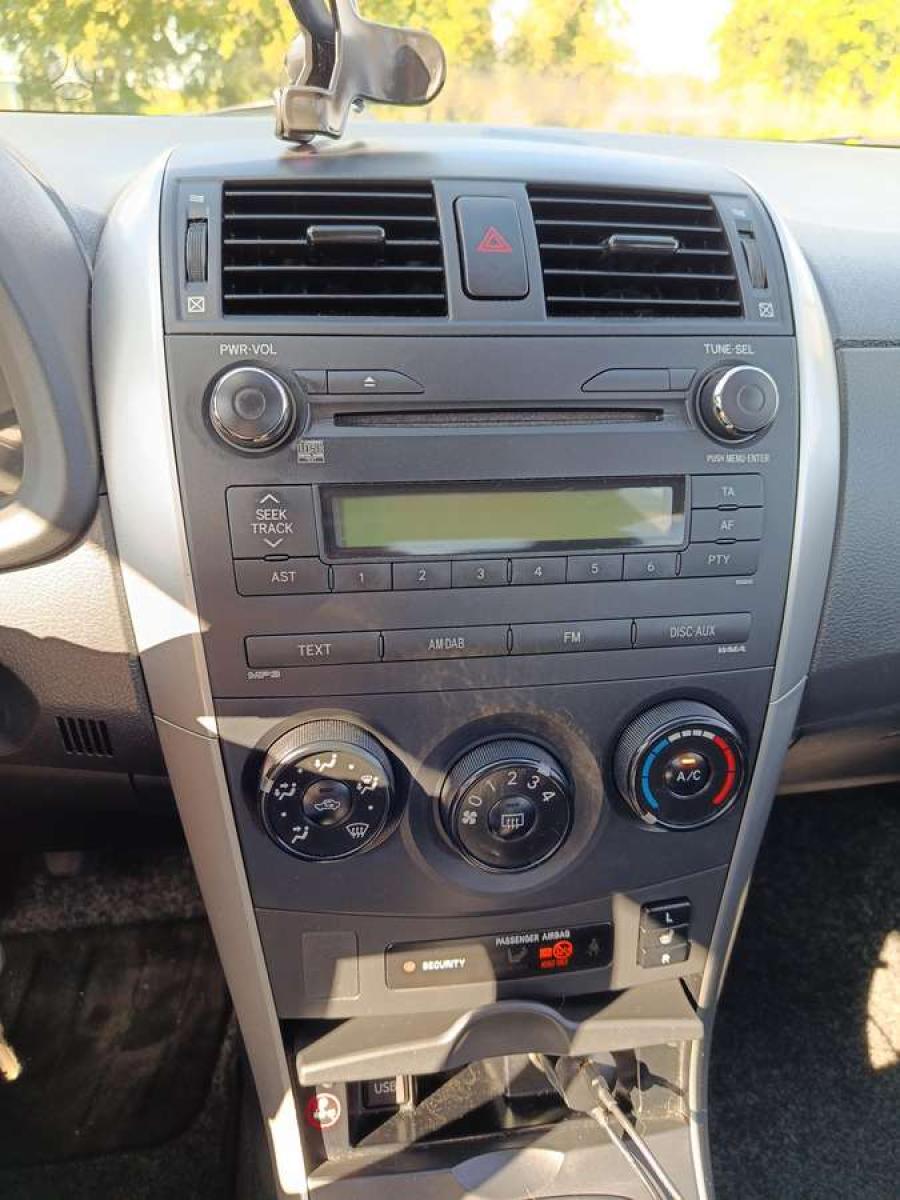 Pelēks Toyota Corolla 2012 Viļņa, ar dzinēja tilpumu 1.60 L un nobraukumu 144 tūkst. km par 4990 €, foto 27 vietnē AUTOMOTO.COM.LV