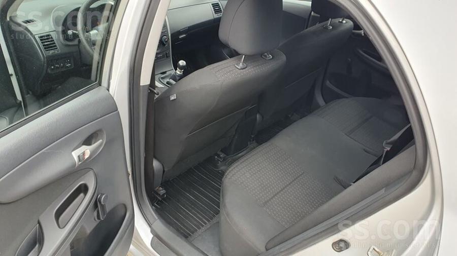 Pelēks Toyota Corolla 2012 Rīga, ar dzinēja tilpumu 1.60 L un nobraukumu 198 tūkst. km par 3400 €, foto 11 vietnē AUTOMOTO.COM.LV