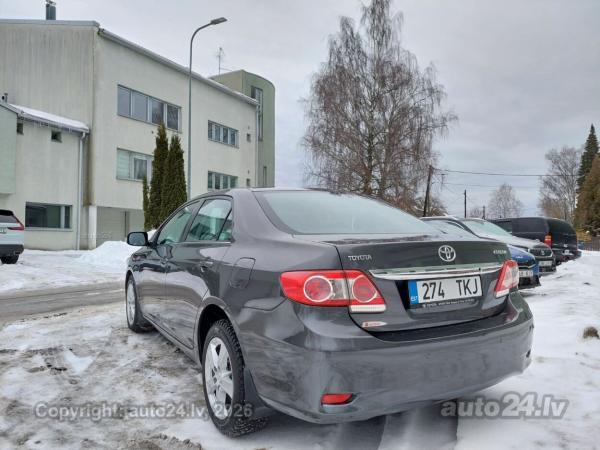 Pelēks Toyota Corolla 2013 Tallina, ar dzinēja tilpumu 1.60 L un nobraukumu 172 tūkst. km par 4000 €, foto 2 vietnē AUTOMOTO.COM.LV