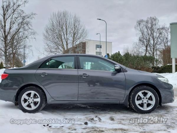 Pelēks Toyota Corolla 2013 Tallina, ar dzinēja tilpumu 1.60 L un nobraukumu 172 tūkst. km par 4000 €, foto 3 vietnē AUTOMOTO.COM.LV
