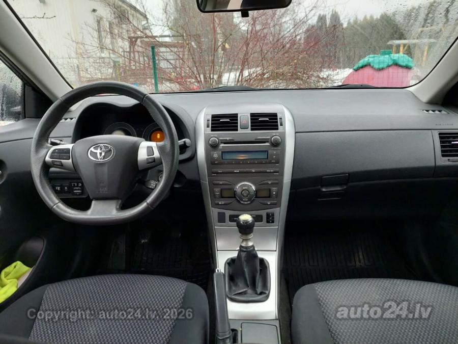 Grey Toyota Corolla 2013 in Tallinn, with an engine capacity of 1.60 L and mileage of 172 thousand km for 4000 €, photo 8 on AUTOMOTO.COM.LV