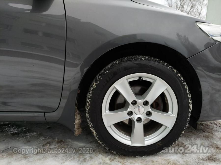Grey Toyota Corolla 2013 in Tallinn, with an engine capacity of 1.60 L and mileage of 172 thousand km for 4000 €, photo 10 on AUTOMOTO.COM.LV
