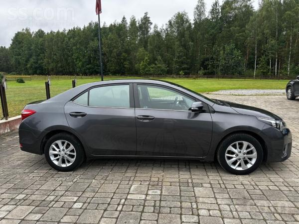 Grey Toyota Corolla 2014 in Riga, with an engine capacity of 1.60 L and mileage of 181 thousand km for 8400 €, photo 4 on AUTOMOTO.COM.LV