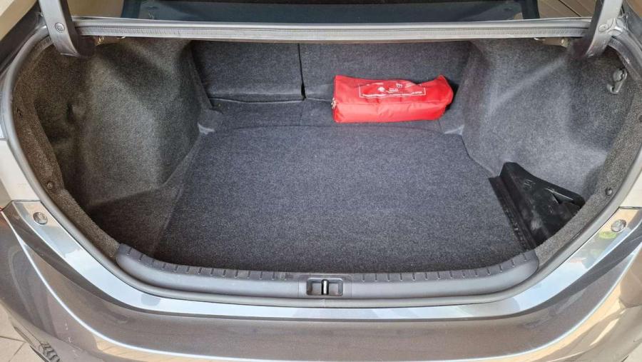 Grey Toyota Corolla 2014 in Vilnius, with an engine capacity of 1.36 L and mileage of 102 thousand km for 8600 €, photo 7 on AUTOMOTO.COM.LV