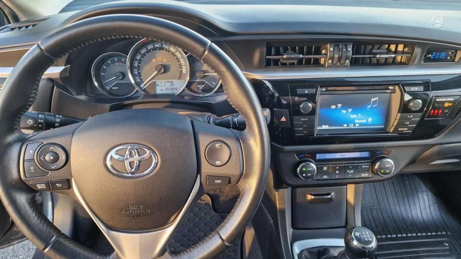 Grey Toyota Corolla 2014 in Vilnius, with an engine capacity of 1.36 L and mileage of 102 thousand km for 8600 €, photo 9 on AUTOMOTO.COM.LV