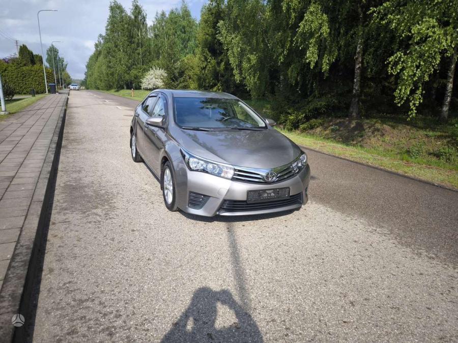 Grey Toyota Corolla 2014 in Salcininkai, with an engine capacity of 1.36 L and mileage of 170 thousand km for 5900 €, photo 4 on AUTOMOTO.COM.LV