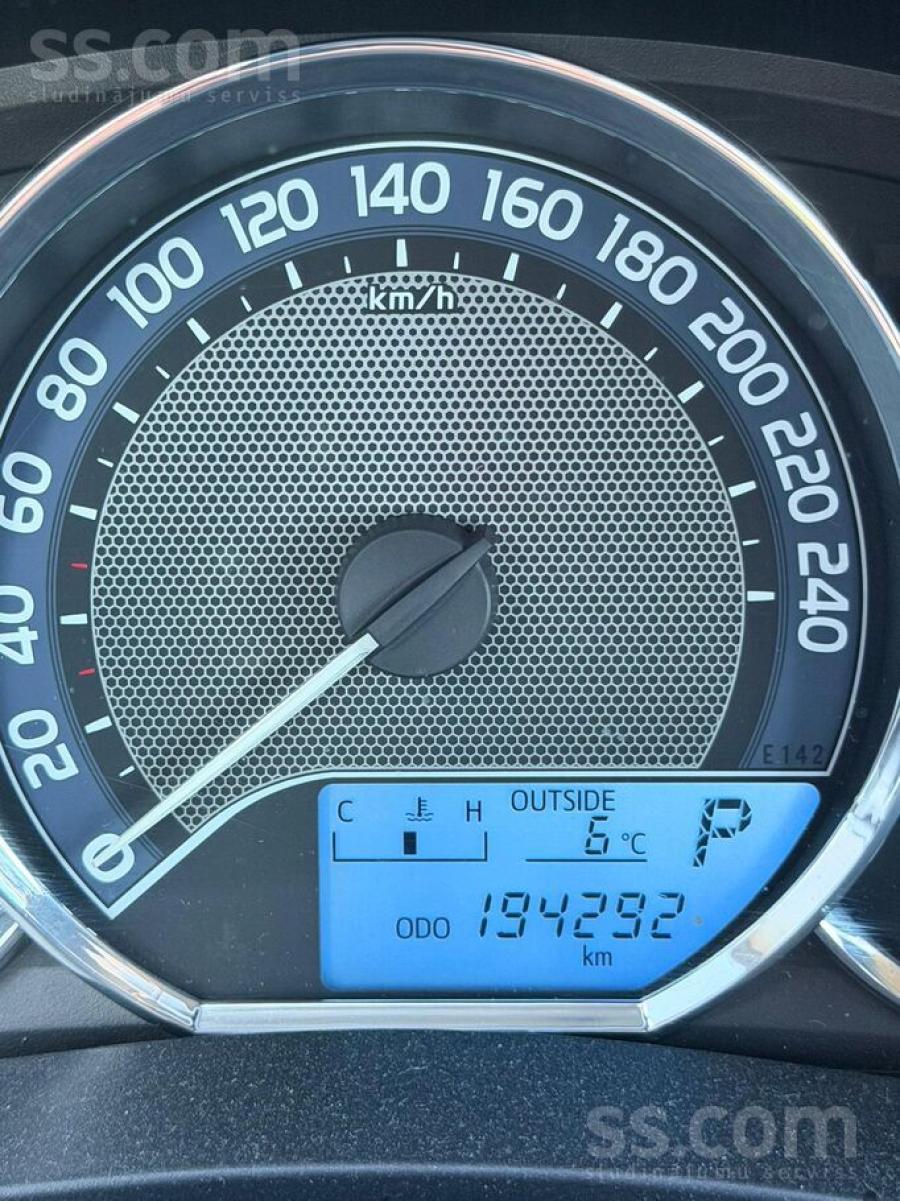 Grey Toyota Corolla 2014 in Riga, with an engine capacity of 1.60 L and mileage of 194 thousand km for 6999 €, photo 8 on AUTOMOTO.COM.LV