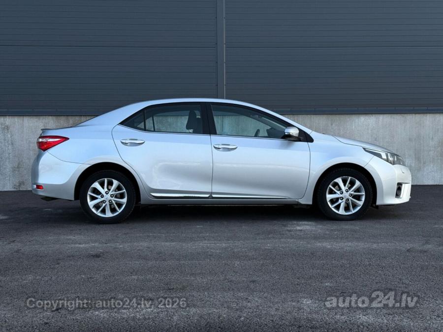 Pelēks Toyota Corolla 2015 Tallina, ar dzinēja tilpumu 1.60 L un nobraukumu 128 tūkst. km par 10900 €, foto 4 vietnē AUTOMOTO.COM.LV
