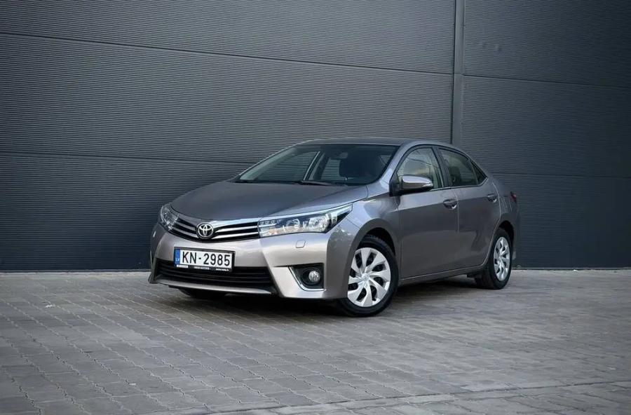 Grey Toyota Corolla 2015 in Riga, with an engine capacity of 1.60 L and mileage of 126 thousand km for 7495 €, photo 1 on AUTOMOTO.COM.LV