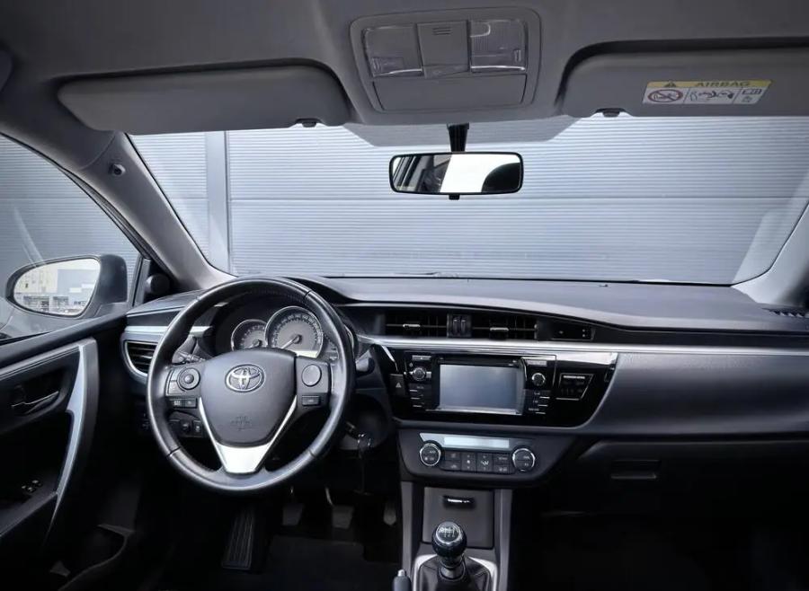 Grey Toyota Corolla 2015 in Riga, with an engine capacity of 1.60 L and mileage of 126 thousand km for 7495 €, photo 8 on AUTOMOTO.COM.LV