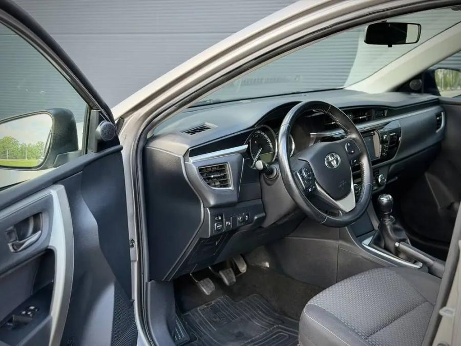 Grey Toyota Corolla 2015 in Riga, with an engine capacity of 1.60 L and mileage of 126 thousand km for 7495 €, photo 10 on AUTOMOTO.COM.LV