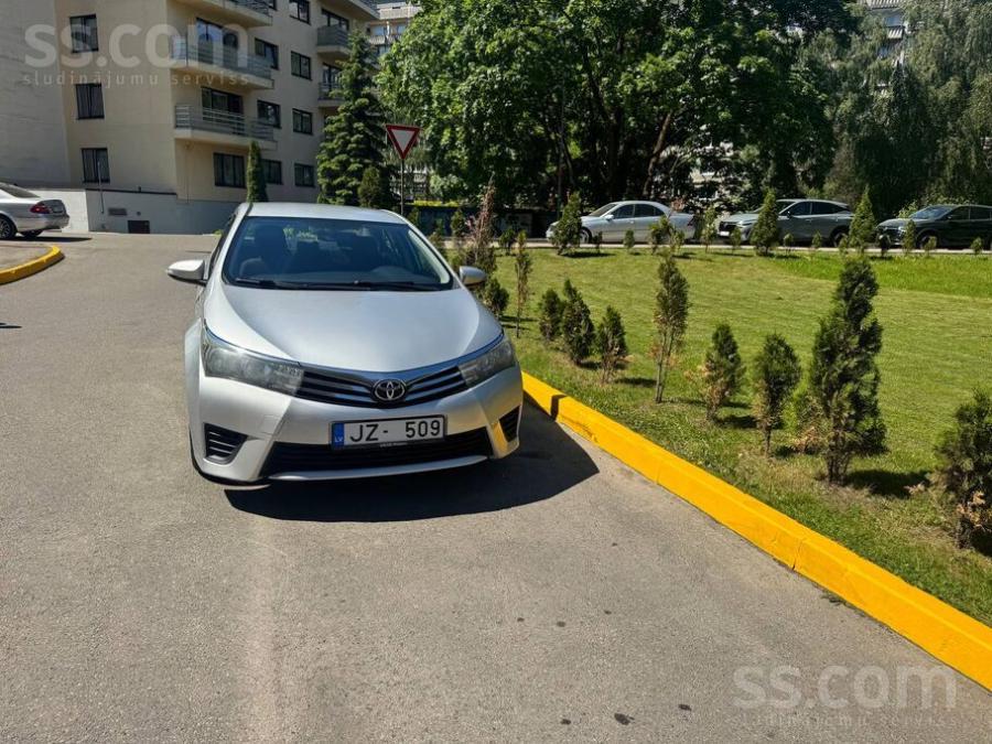 Grey Toyota Corolla 2015 in Riga, with an engine capacity of 1.60 L and mileage of 290 thousand km for 5400 €, photo 4 on AUTOMOTO.COM.LV