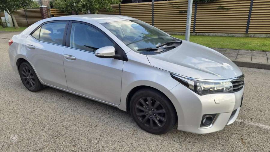 Grey Toyota Corolla 2015 in Klaipeda, with an engine capacity of 1.60 L and mileage of 91 thousand km for 8700 €, photo 3 on AUTOMOTO.COM.LV