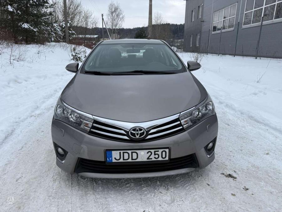 Grey Toyota Corolla 2016 in Vilnius, with an engine capacity of 1.60 L and mileage of 312 thousand km for 6900 €, photo 2 on AUTOMOTO.COM.LV