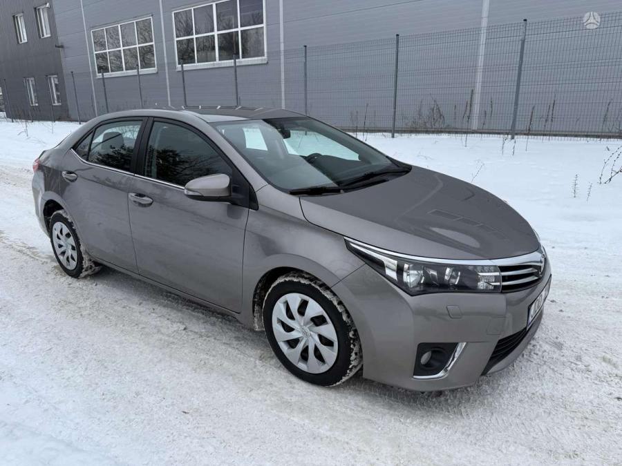 Grey Toyota Corolla 2016 in Vilnius, with an engine capacity of 1.60 L and mileage of 312 thousand km for 6900 €, photo 3 on AUTOMOTO.COM.LV