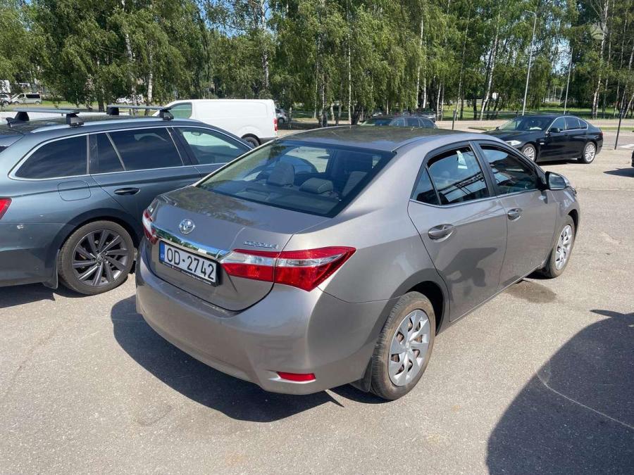 Grey Toyota Corolla 2016 in Vilnius, with an engine capacity of 1.60 L and mileage of 235 thousand km for 5700 €, photo 4 on AUTOMOTO.COM.LV