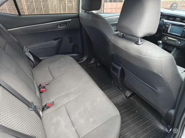 Grey Toyota Corolla 2016 in Siauliai, with an engine capacity of 1.60 L and mileage of 115 thousand km for 9900 €, photo 6 on AUTOMOTO.COM.LV