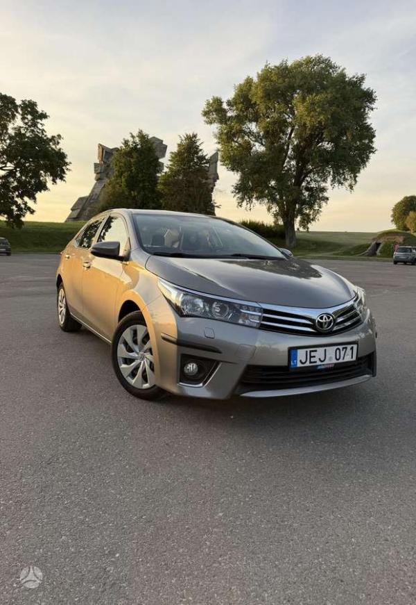 Pelēks Toyota Corolla 2016 Kauņa, ar dzinēja tilpumu 1.60 L un nobraukumu 109 tūkst. km par 9600 €, foto 1 vietnē AUTOMOTO.COM.LV