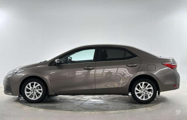 Grey Toyota Corolla 2017 in Vilnius, with an engine capacity of 1.60 L and mileage of 139 thousand km for 10900 €, photo 3 on AUTOMOTO.COM.LV