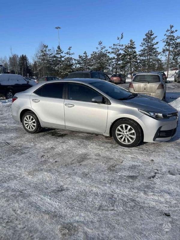 Pelēks Toyota Corolla 2017 Viļņa, ar dzinēja tilpumu 1.60 L un nobraukumu 220 tūkst. km par 8000 €, foto 3 vietnē AUTOMOTO.COM.LV