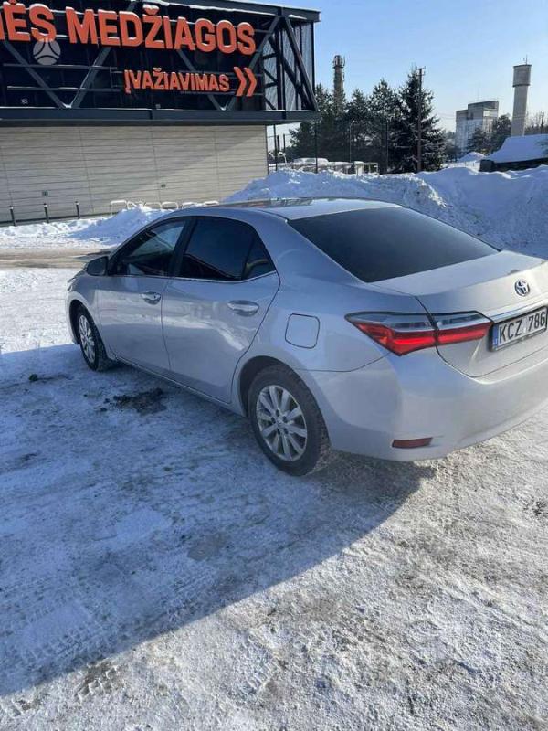 Pelēks Toyota Corolla 2017 Viļņa, ar dzinēja tilpumu 1.60 L un nobraukumu 220 tūkst. km par 8000 €, foto 4 vietnē AUTOMOTO.COM.LV