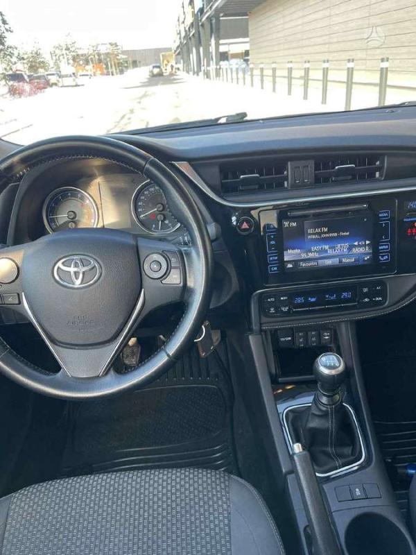 Pelēks Toyota Corolla 2017 Viļņa, ar dzinēja tilpumu 1.60 L un nobraukumu 220 tūkst. km par 8000 €, foto 8 vietnē AUTOMOTO.COM.LV