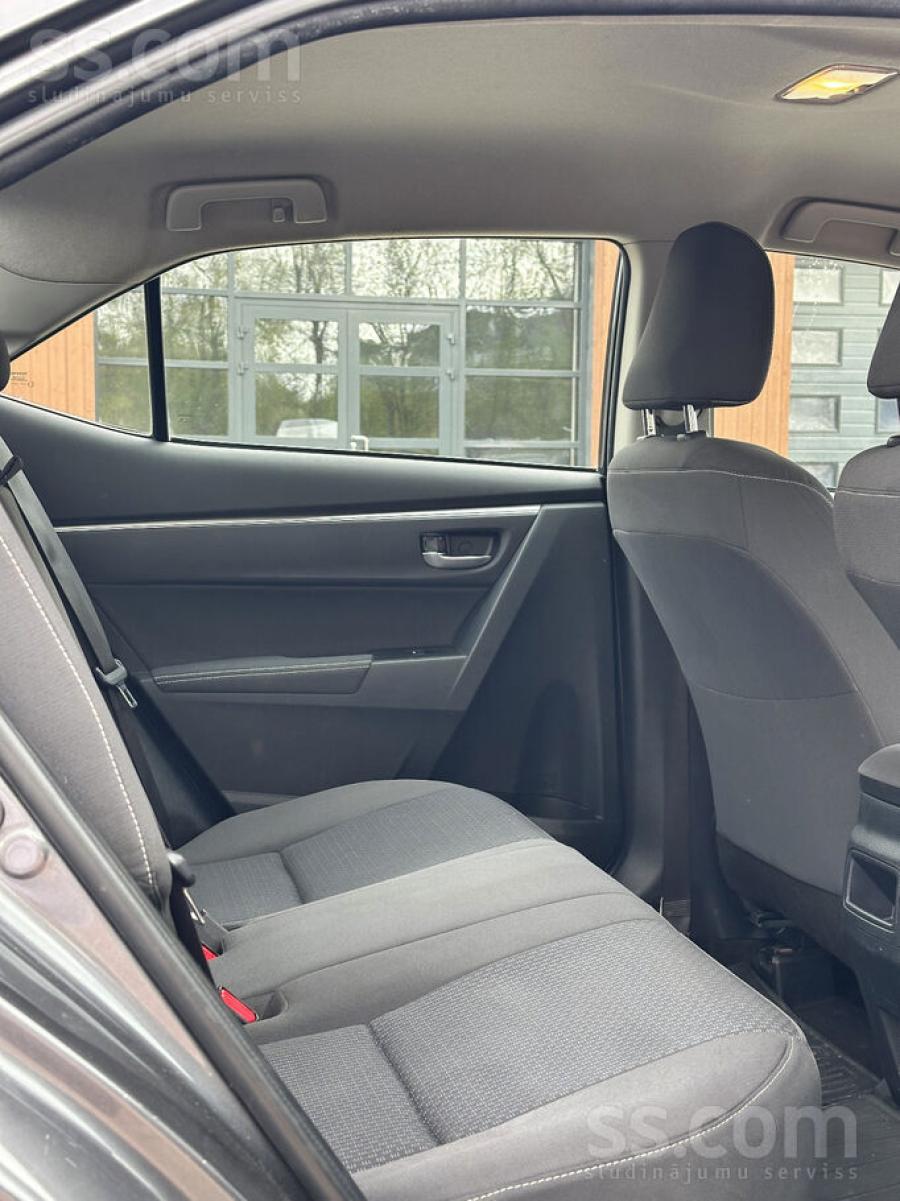 Pelēks Toyota Corolla 2017 Rīga, ar dzinēja tilpumu 1.60 L un nobraukumu 160 tūkst. km par 10550 €, foto 3 vietnē AUTOMOTO.COM.LV