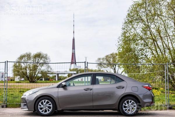 Pelēks Toyota Corolla 2017 Rīga, ar dzinēja tilpumu 1.40 L un nobraukumu 248 tūkst. km par 8990 €, foto 4 vietnē AUTOMOTO.COM.LV
