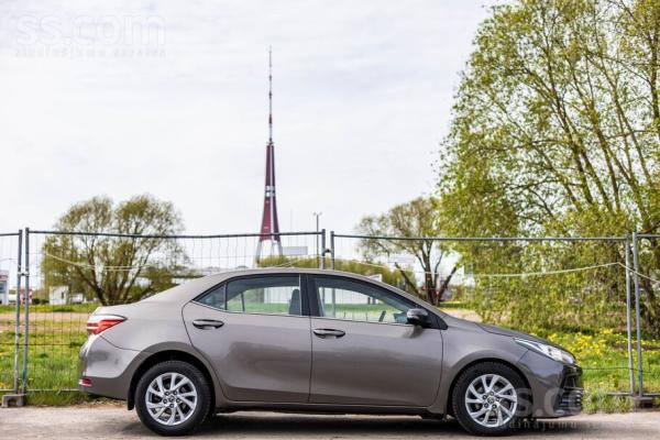 Pelēks Toyota Corolla 2017 Rīga, ar dzinēja tilpumu 1.40 L un nobraukumu 248 tūkst. km par 8990 €, foto 5 vietnē AUTOMOTO.COM.LV
