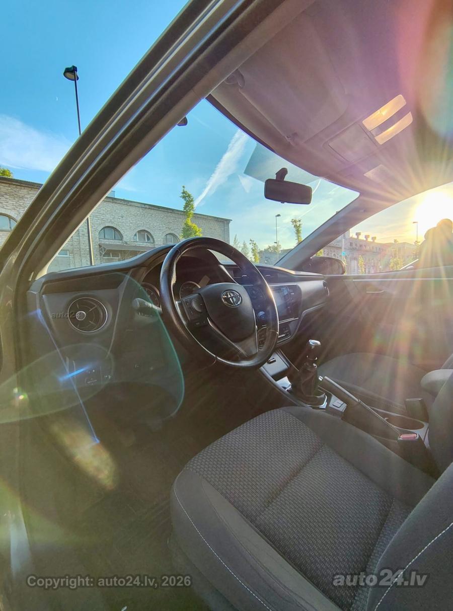Pelēks Toyota Corolla 2017 Tallina, ar dzinēja tilpumu 1.60 L un nobraukumu 83 tūkst. km par 13399 €, foto 12 vietnē AUTOMOTO.COM.LV