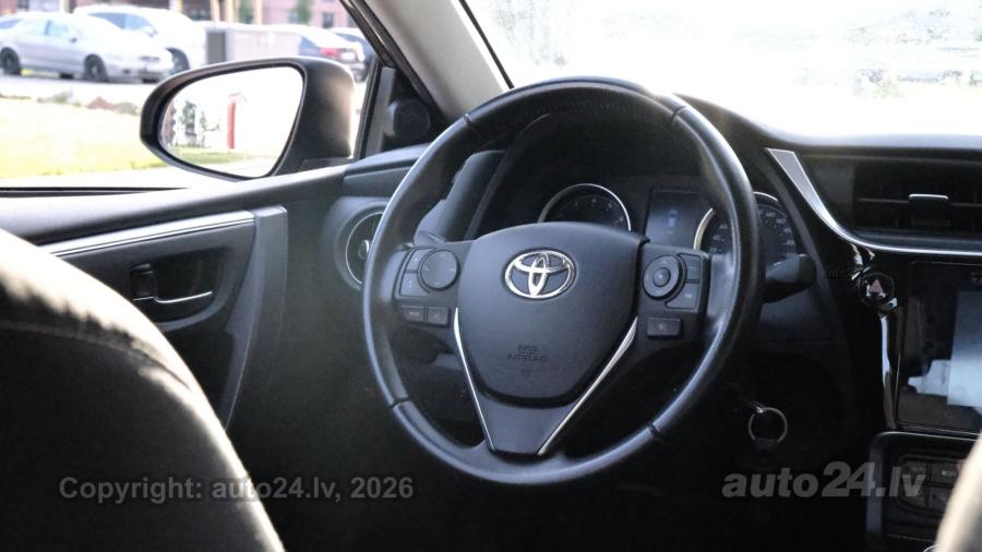 Pelēks Toyota Corolla 2017 Tallina, ar dzinēja tilpumu 1.60 L un nobraukumu 83 tūkst. km par 13399 €, foto 13 vietnē AUTOMOTO.COM.LV