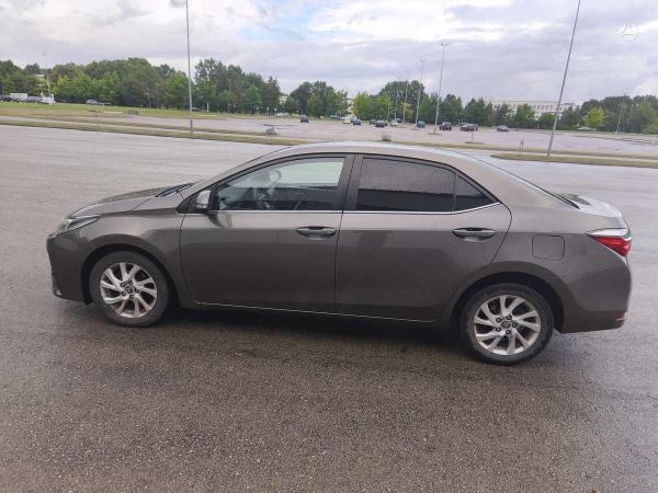 Toyota Corolla 2017 in Kaunas on AUTOMOTO.COM.LV Grey Toyota Corolla 2017 in Kaunas, with an engine capacity of 1.36 L and mileage of 181 thousand km for 10600 €, photo 4 on AUTOMOTO.COM.LV