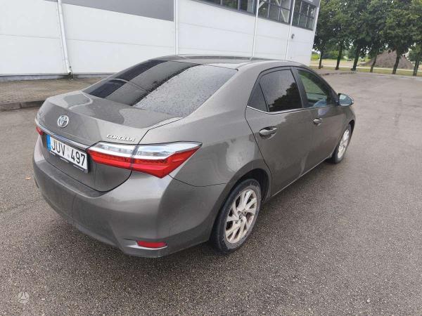 Toyota Corolla 2017 in Kaunas on AUTOMOTO.COM.LV Grey Toyota Corolla 2017 in Kaunas, with an engine capacity of 1.36 L and mileage of 181 thousand km for 10600 €, photo 8 on AUTOMOTO.COM.LV