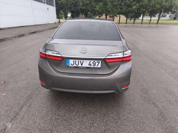 Toyota Corolla 2017 in Kaunas on AUTOMOTO.COM.LV Grey Toyota Corolla 2017 in Kaunas, with an engine capacity of 1.36 L and mileage of 181 thousand km for 10600 €, photo 10 on AUTOMOTO.COM.LV