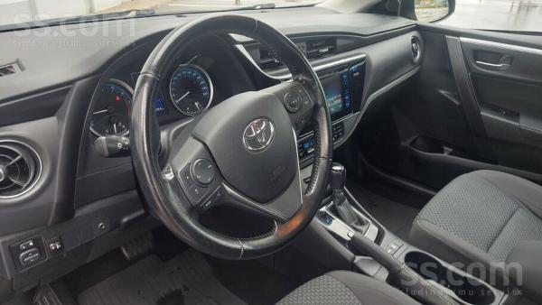 Grey Toyota Corolla 2017 in Riga, with an engine capacity of 1.60 L and mileage of 79 thousand km for 11990 €, photo 4 on AUTOMOTO.COM.LV