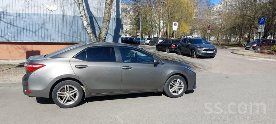 Pelēks Toyota Corolla 2018 Rīga, ar dzinēja tilpumu 1.60 L un nobraukumu 92 tūkst. km par 9000 €, foto 3 vietnē AUTOMOTO.COM.LV