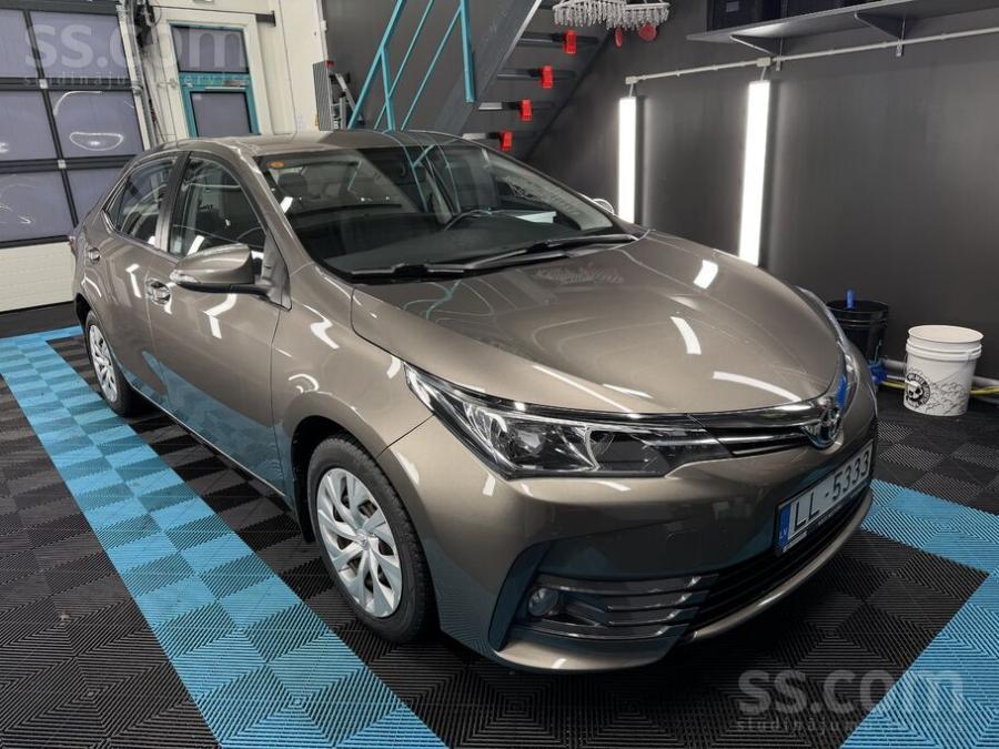 Grey Toyota Corolla 2018 in Riga, with an engine capacity of 1.60 L and mileage of 70 thousand km for 11000 €, photo 3 on AUTOMOTO.COM.LV