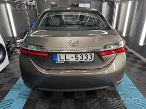 Grey Toyota Corolla 2018 in Riga, with an engine capacity of 1.60 L and mileage of 70 thousand km for 11000 €, photo 5 on AUTOMOTO.COM.LV