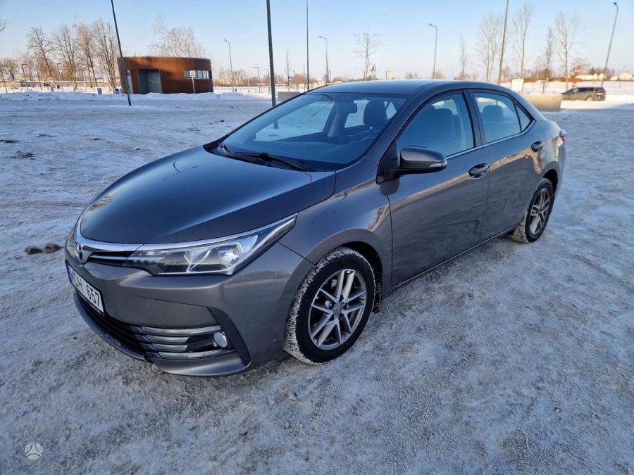 Grey Toyota Corolla 2018 in Ukmerge, with an engine capacity of 1.60 L and mileage of 113 thousand km for 10900 €, photo 1 on AUTOMOTO.COM.LV