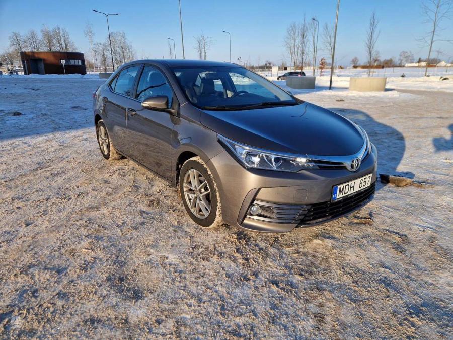 Grey Toyota Corolla 2018 in Ukmerge, with an engine capacity of 1.60 L and mileage of 113 thousand km for 10900 €, photo 2 on AUTOMOTO.COM.LV