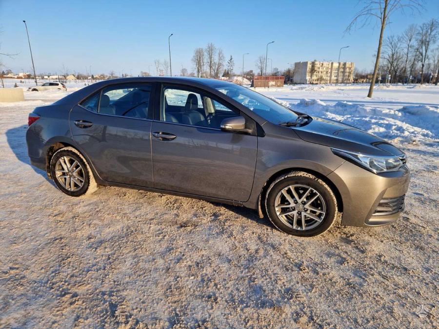 Grey Toyota Corolla 2018 in Ukmerge, with an engine capacity of 1.60 L and mileage of 113 thousand km for 10900 €, photo 4 on AUTOMOTO.COM.LV