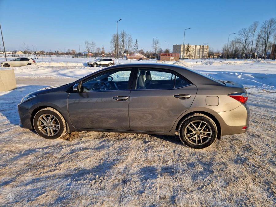 Grey Toyota Corolla 2018 in Ukmerge, with an engine capacity of 1.60 L and mileage of 113 thousand km for 10900 €, photo 5 on AUTOMOTO.COM.LV